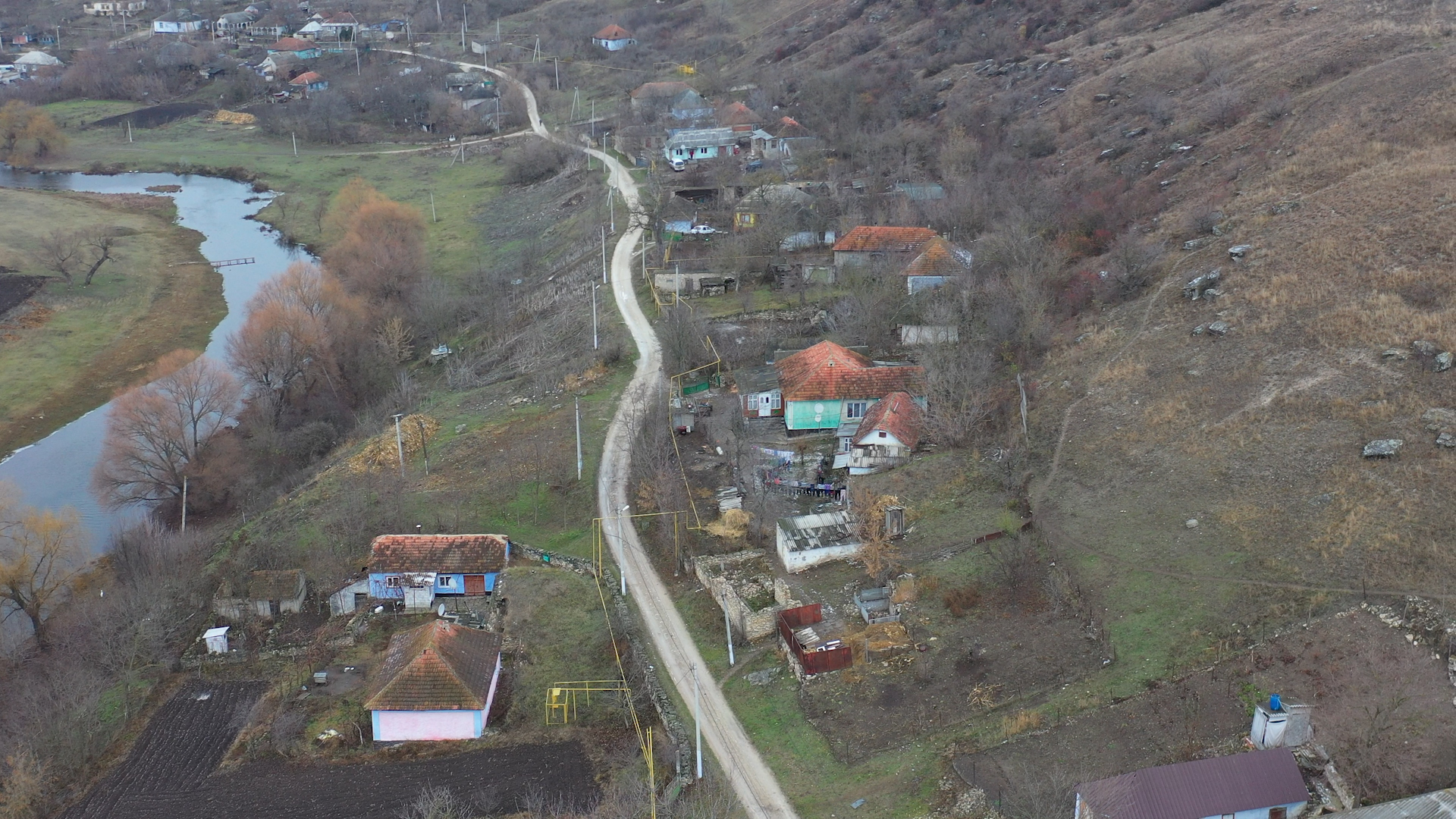 /VIDEO/ În bordeiele de la nord mai arde încă focul. În satul Țîra au ...