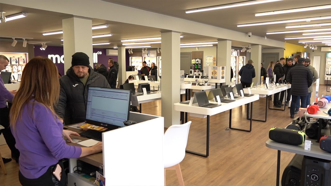 /VIDEO/ Magazinul Moldcell, din centrul Bălțiului și-a redeschis ușile ...