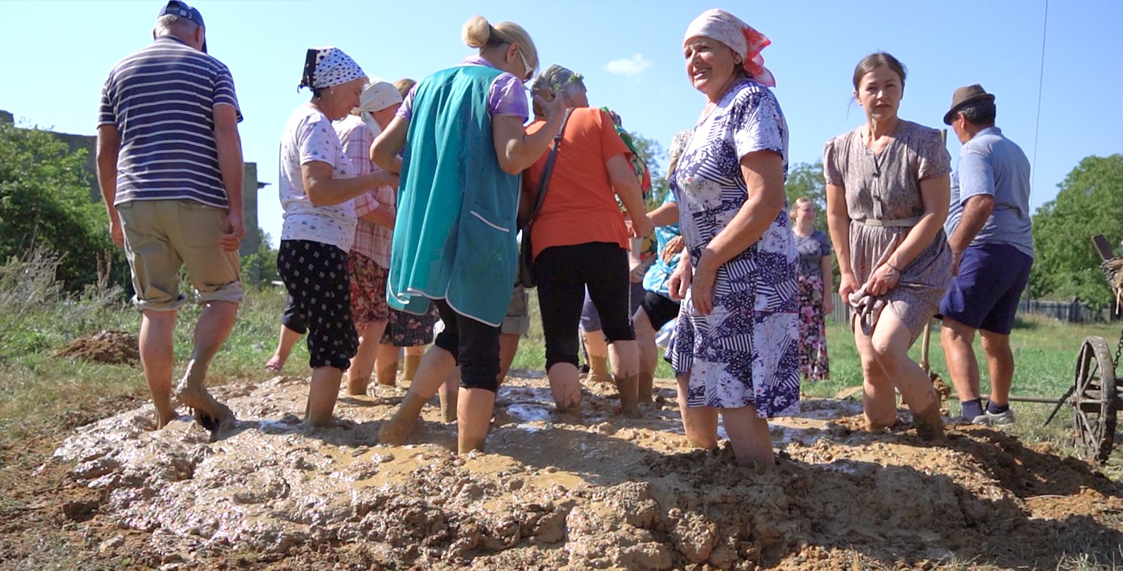 /VIDEO/ Sofienii s-au adunat la clacă. Construiesc un cuptor pe ...