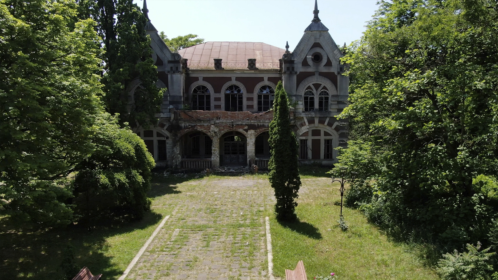 /VIDEO/ Ruinele frumuseții de altădată. Parcul din Țaul, între ...